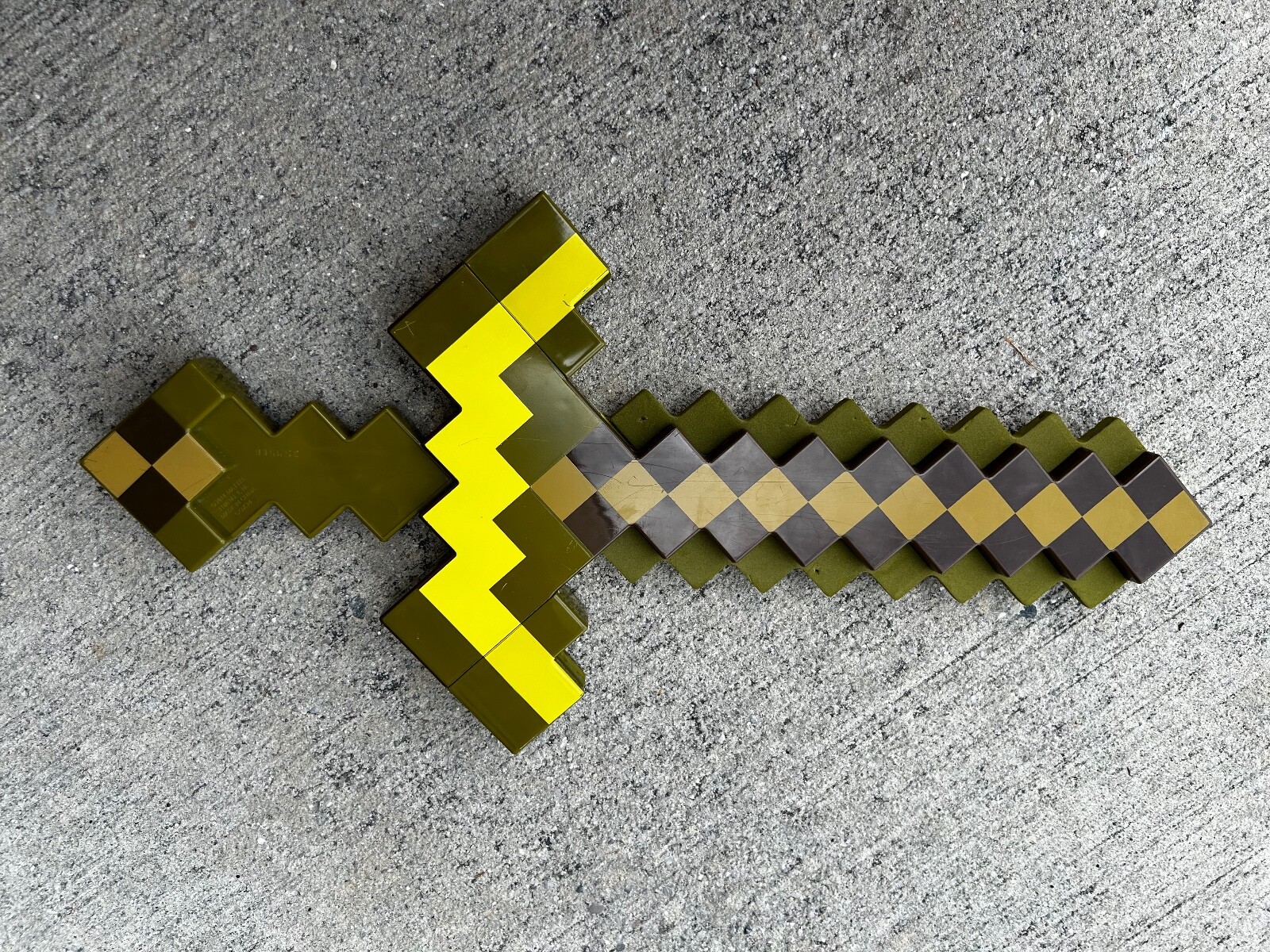 Minecraft 2 in 1 Transforming Gold Sword Pick Axe 2014 Mattel Pickaxe ...
