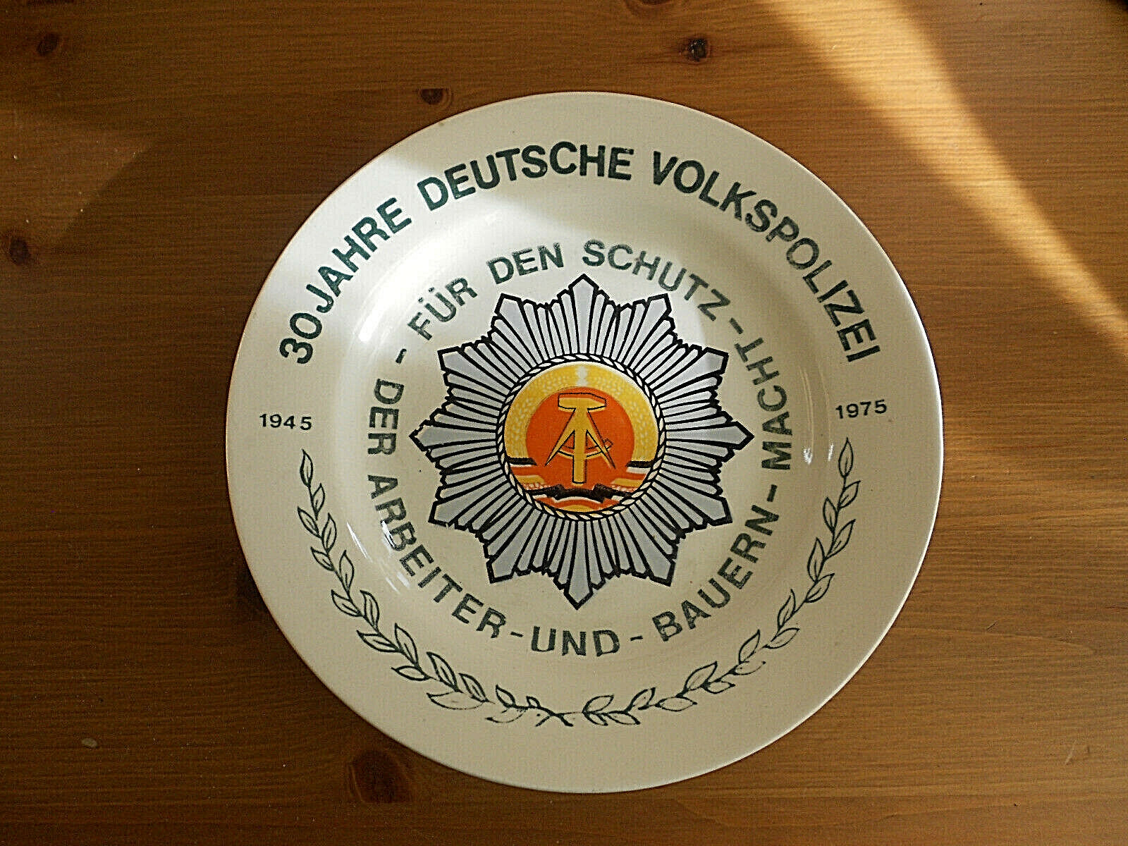 File:Volkspolizei DDR Einsatzfahrzeug Wappen + Revierschild.svg - Wikipedia