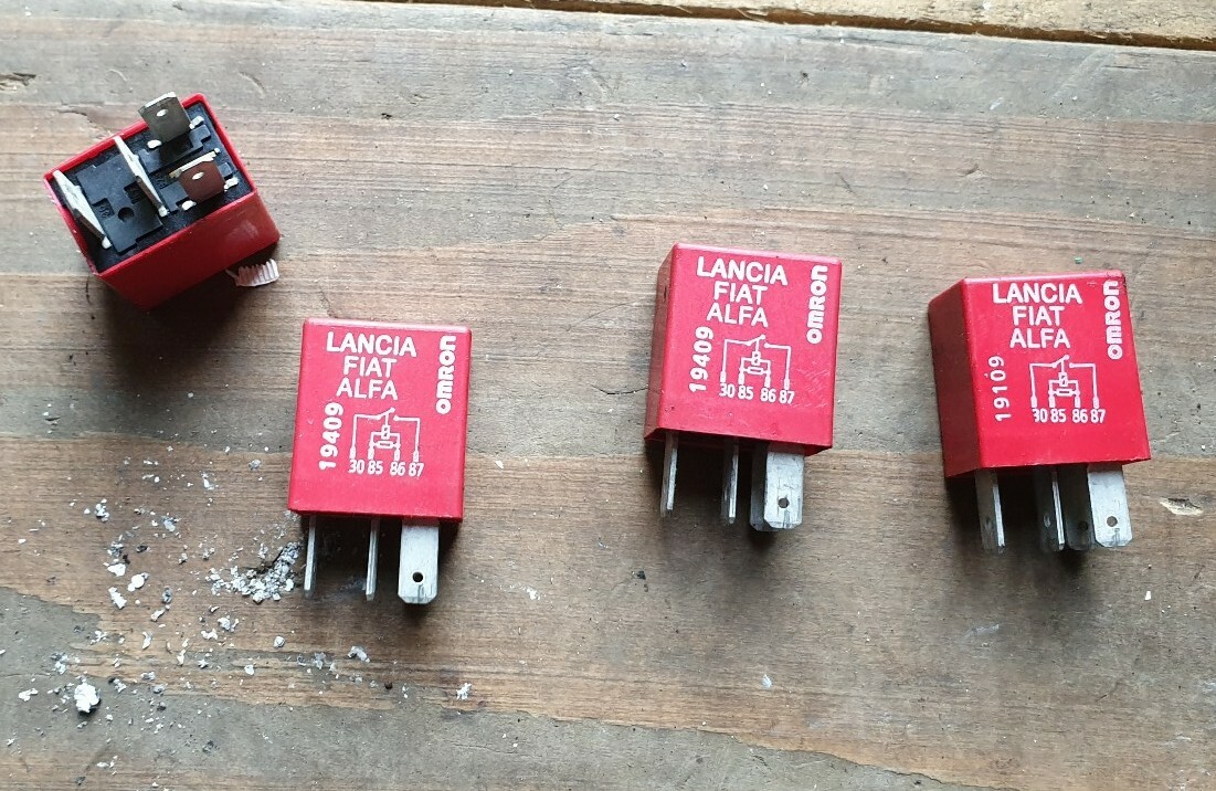 Fiat Alfa Lancia (09-17) 4-Pin Red Relay 34F231002 Omron 1/11299/85 12V ...