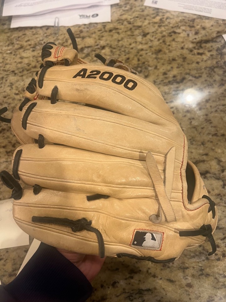 a2000 baseball glove 11.5 new right handed glove with the red Wilson ...