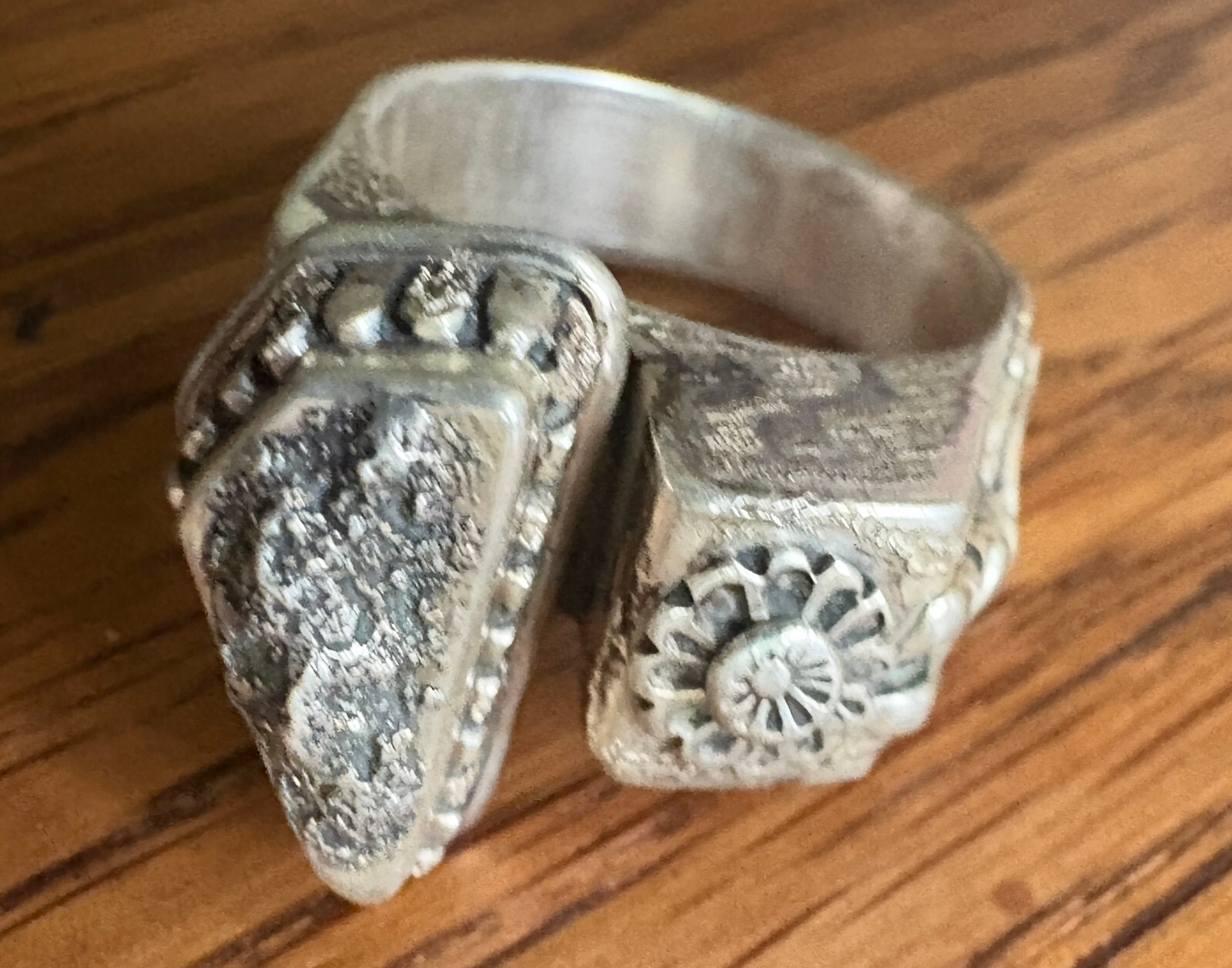 BEN BEGAYE NAVAJO TUFA CAST STERLING SILVER RING - Gem