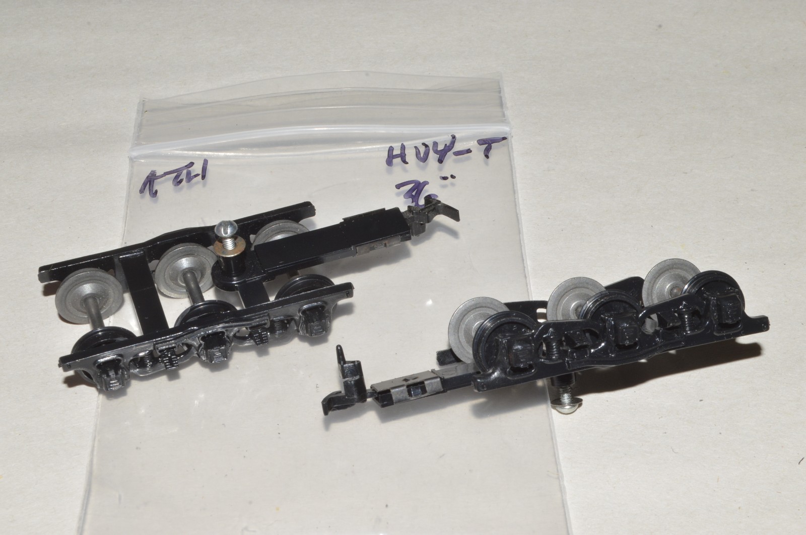 HO scale plastic passenger car trucks Athearn 6-wheel heavyweight talgo ...