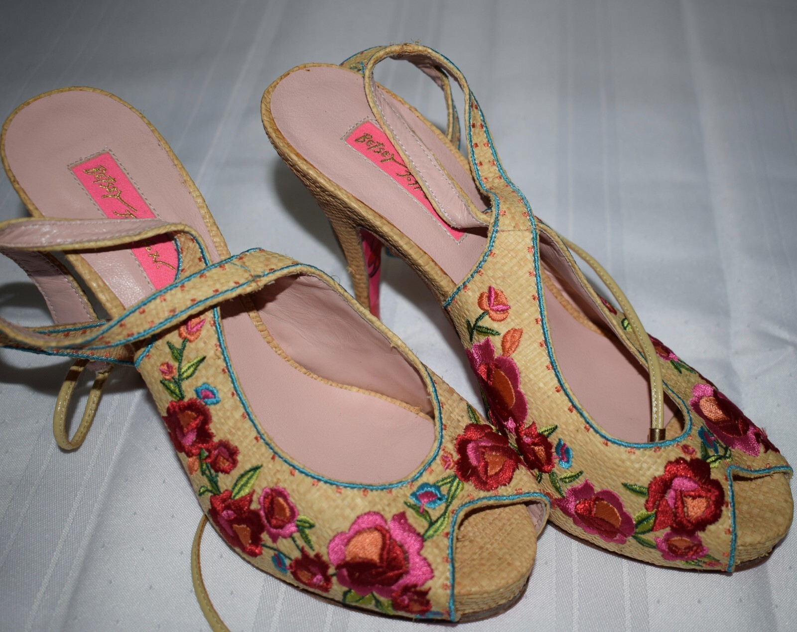 Betsey Johnson Jamison Natural Weave Embroidered Rose Heels Size 7M $178 ~ HS5 | eBay