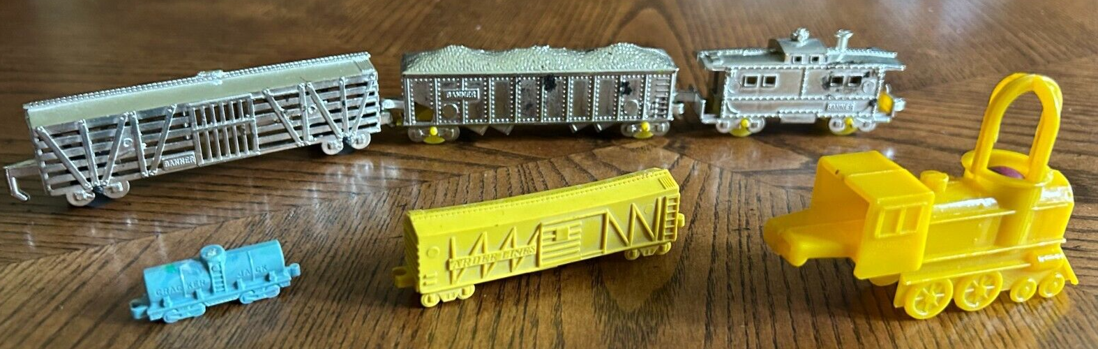 6 Toy Trains Cars 1950s: Banner, Ardee, Cracker Jack, "Lional ...