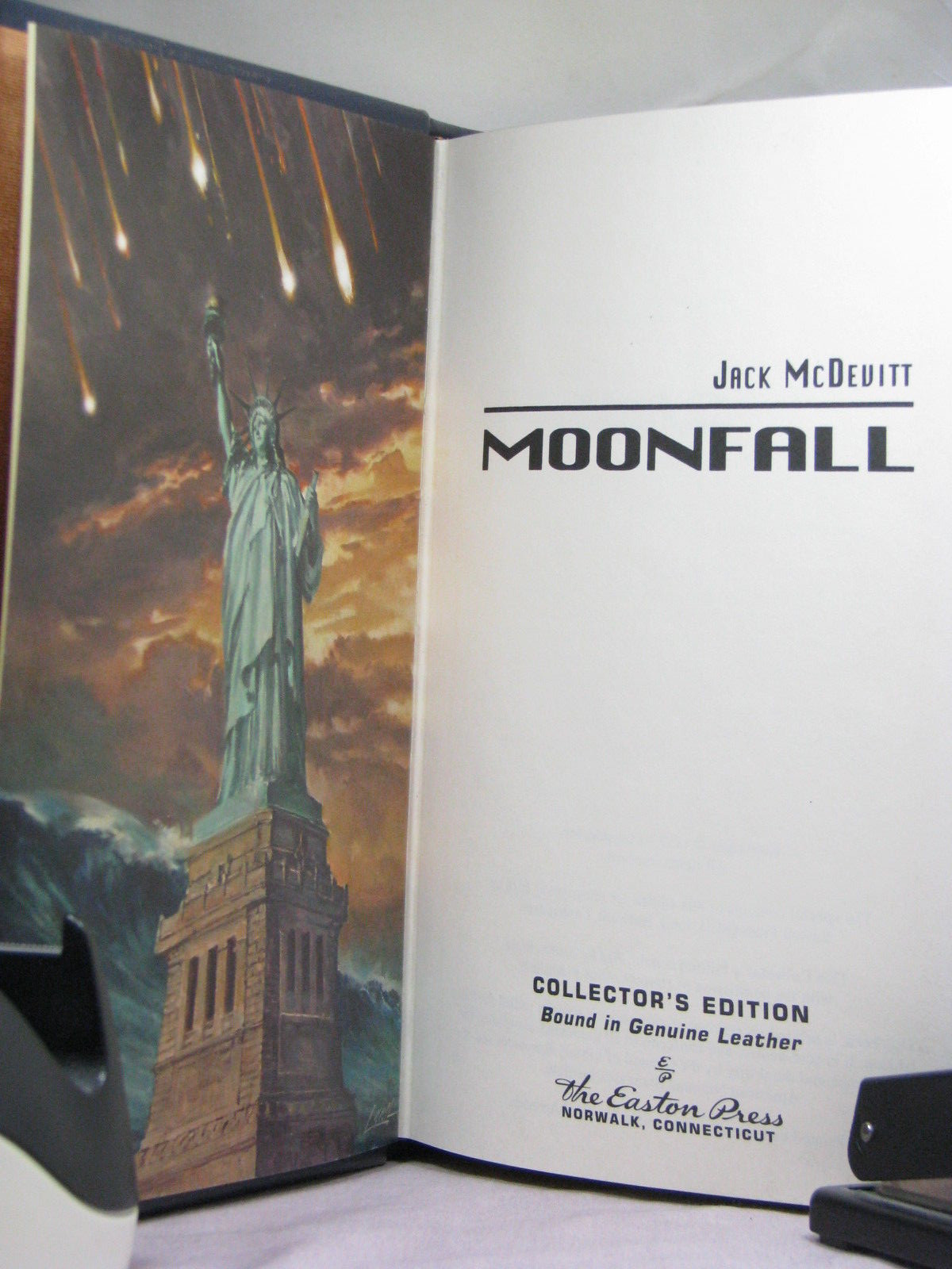 Moonfall by Jack McDevitt, Easton Press, from Dark Side of the Moon set | eBay