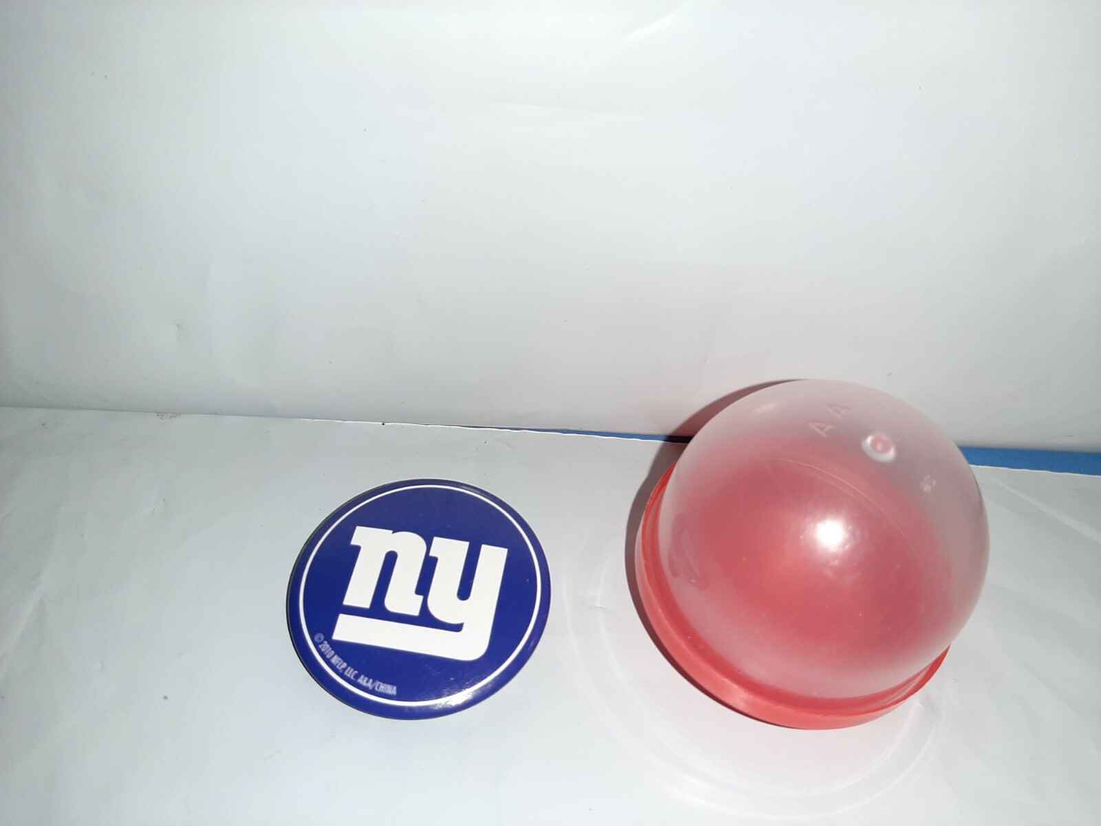 2010 NEW YORK/NY GIANTS NFL FOOTBALL GUMBALL MACHINE 1 3/4" PIN/BUTTON ...