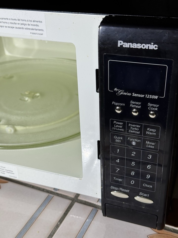 Panasonic 1.6 Cu. Ft. Full-Size Microwave Oven 1250W with Genius Sensor ...