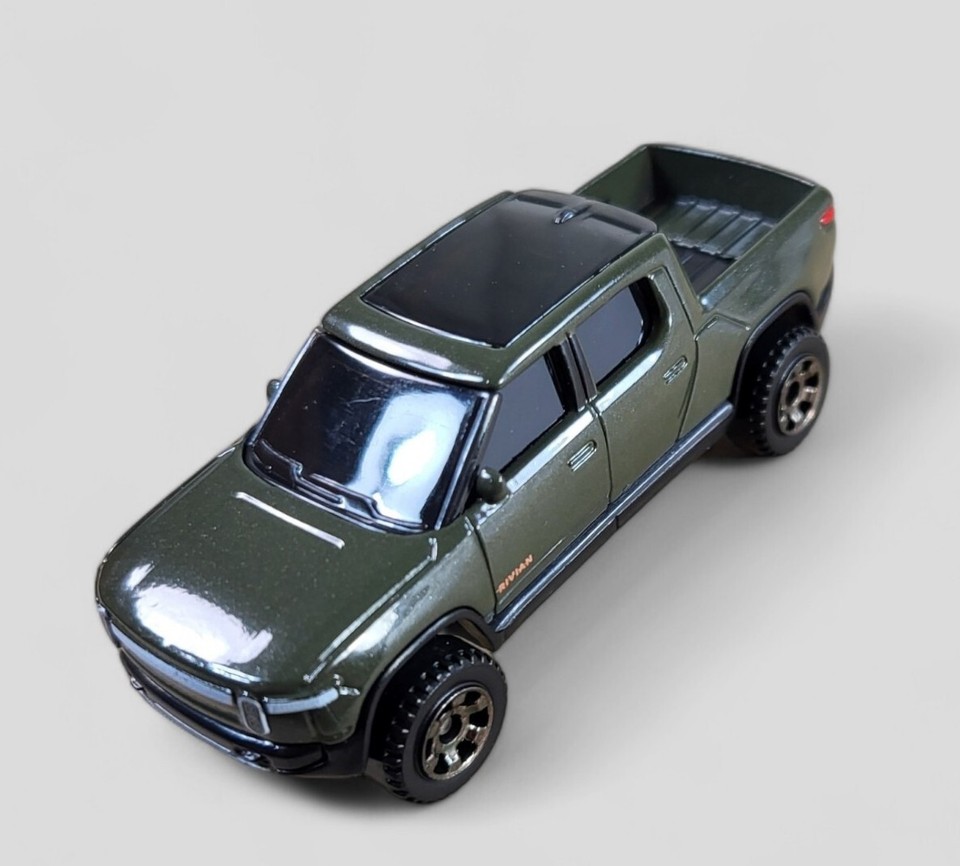 RIVIAN R1T Diorama Collectible DieCast Model Truck EV 1:64 Green LOOSE ...