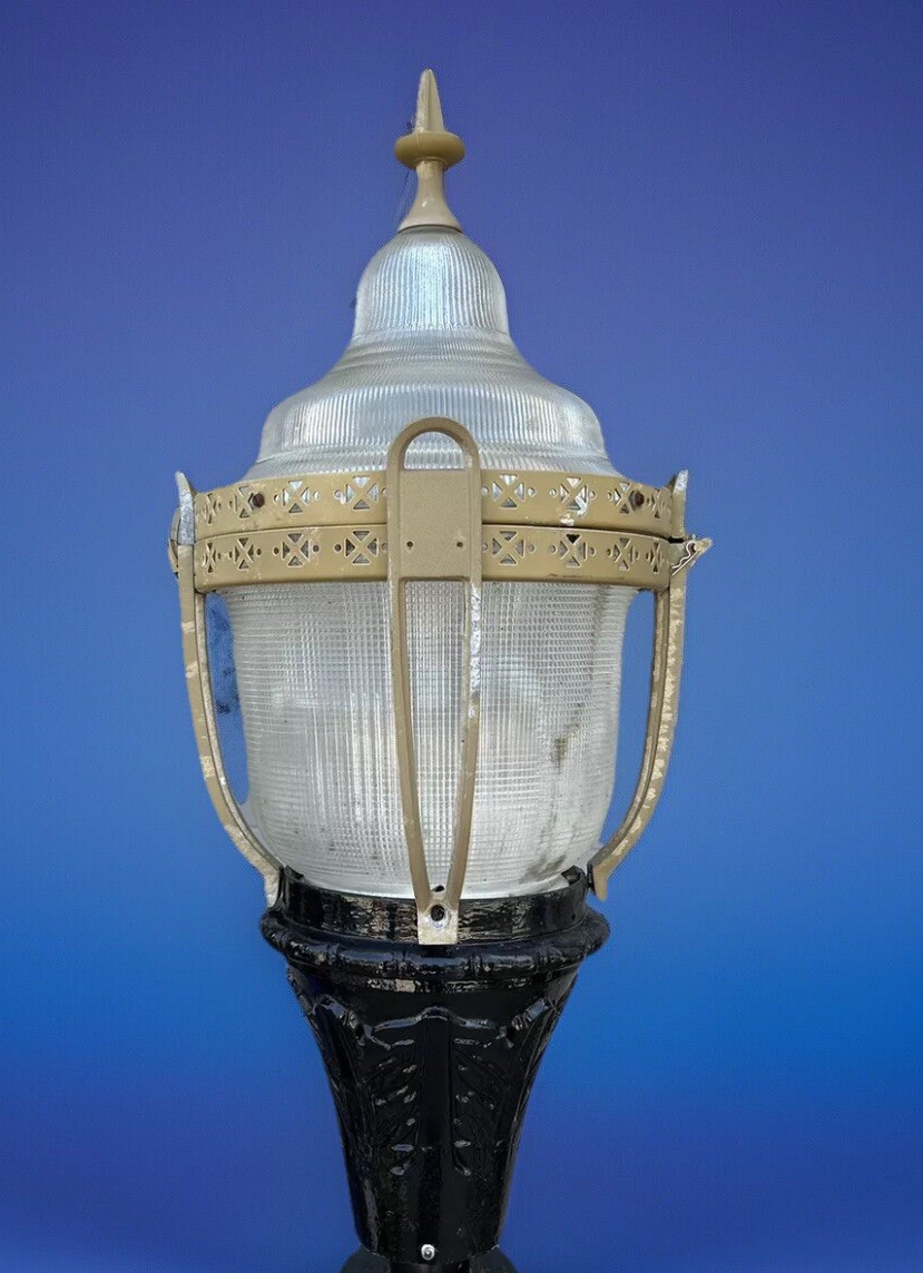 Antique Street Light Change