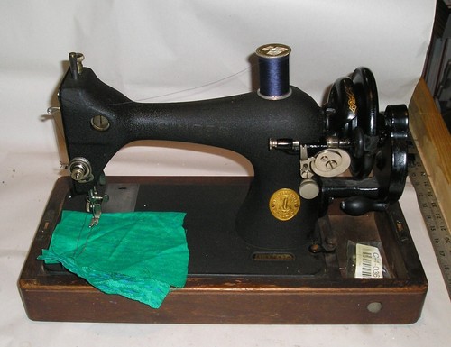 Vintage Singer 128 Sewing Machine 1948 - Hand Crank - Wooden Base ...