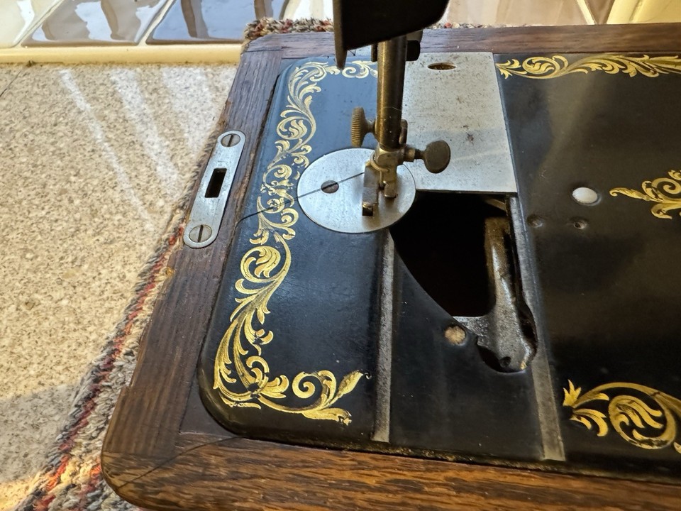 Vintage Singer Hand Crank Sewing Machine with Case | eBay UK