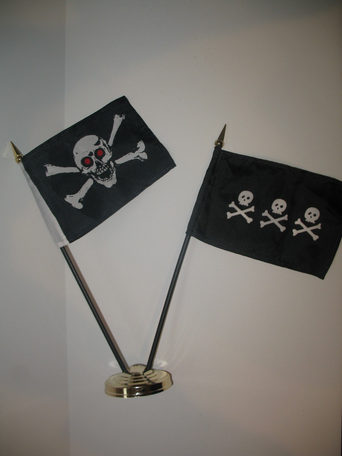 Jolly Roger Red Eye Skull w/ Chris Condent Pirate Flag 4"x6" Desk Set ...