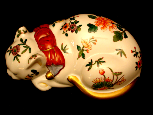 13" L JAPANESE SHOWA PERIOD IMARI MANEKI NEKO SLEEPING CAT | eBay