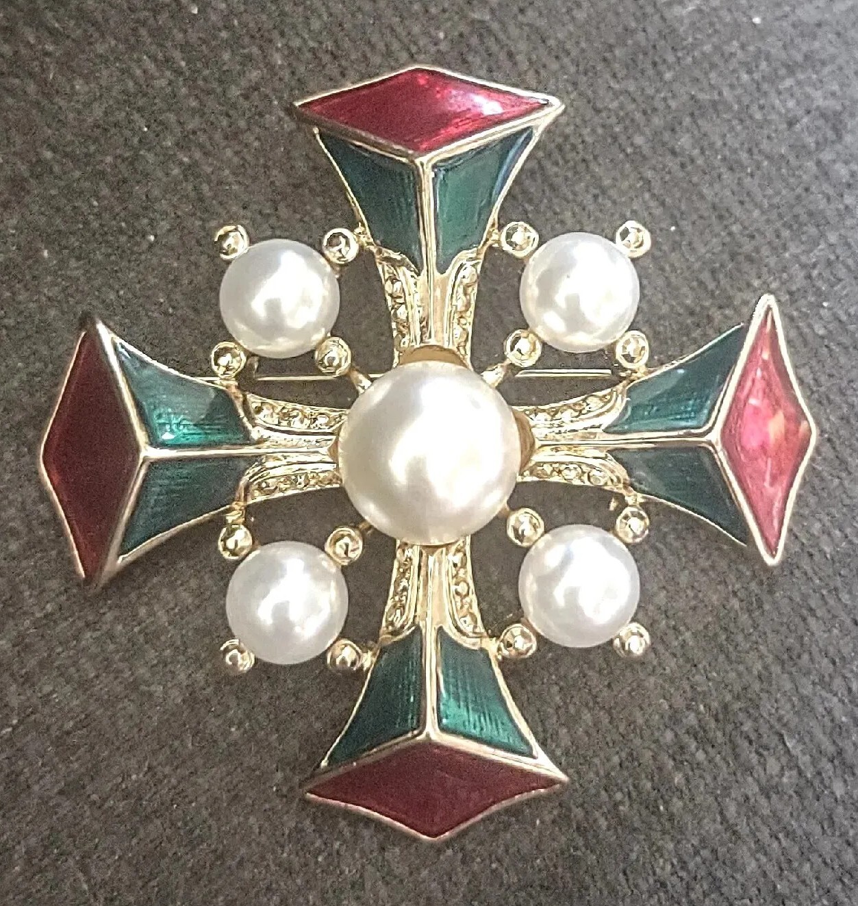 TRIFARI TWO TONE ENAMEL MALTESE CROSS PIN WITH FAUX P… - Gem