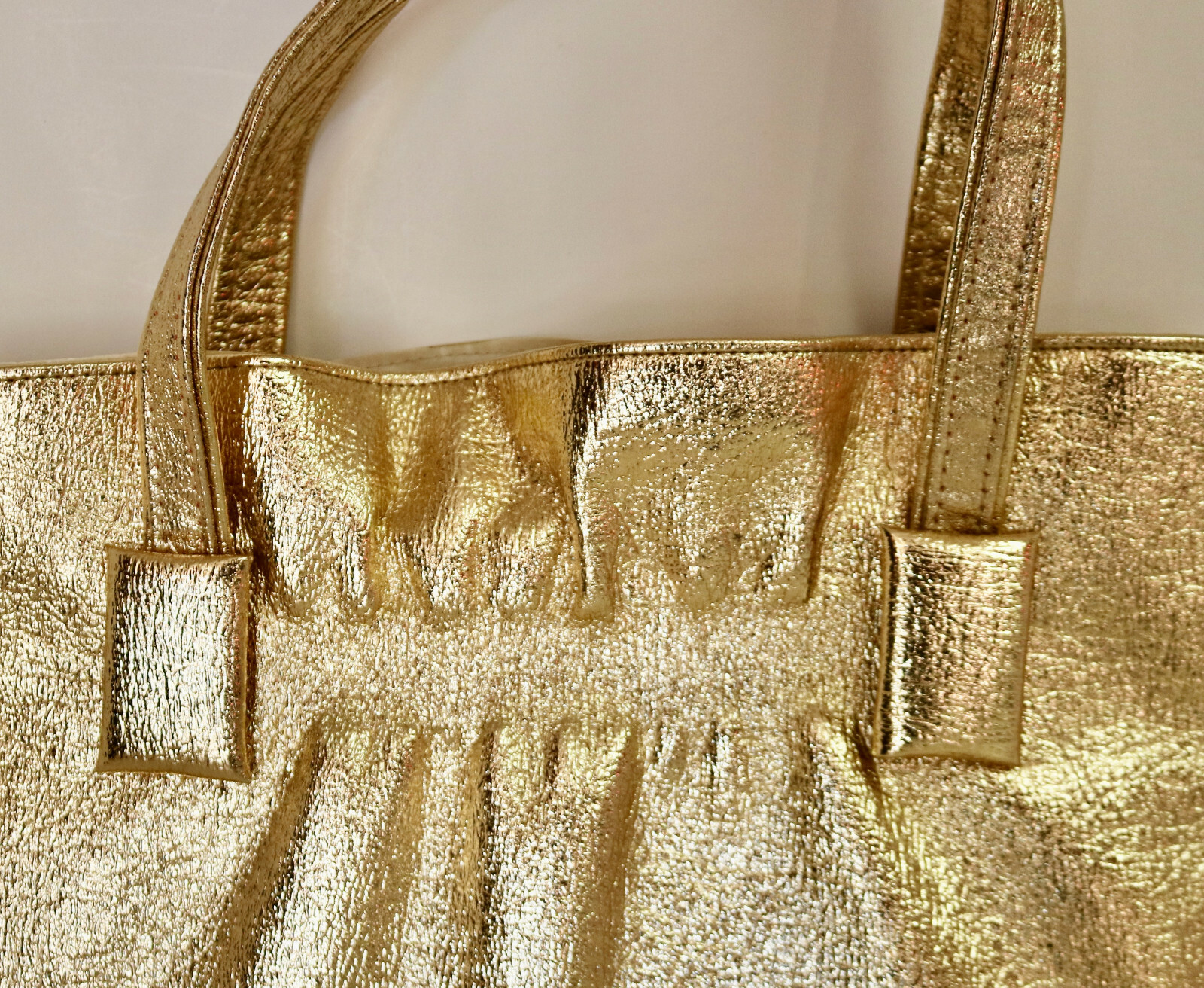 MCM mod metallic oversize gold vinyl handbag - Gem