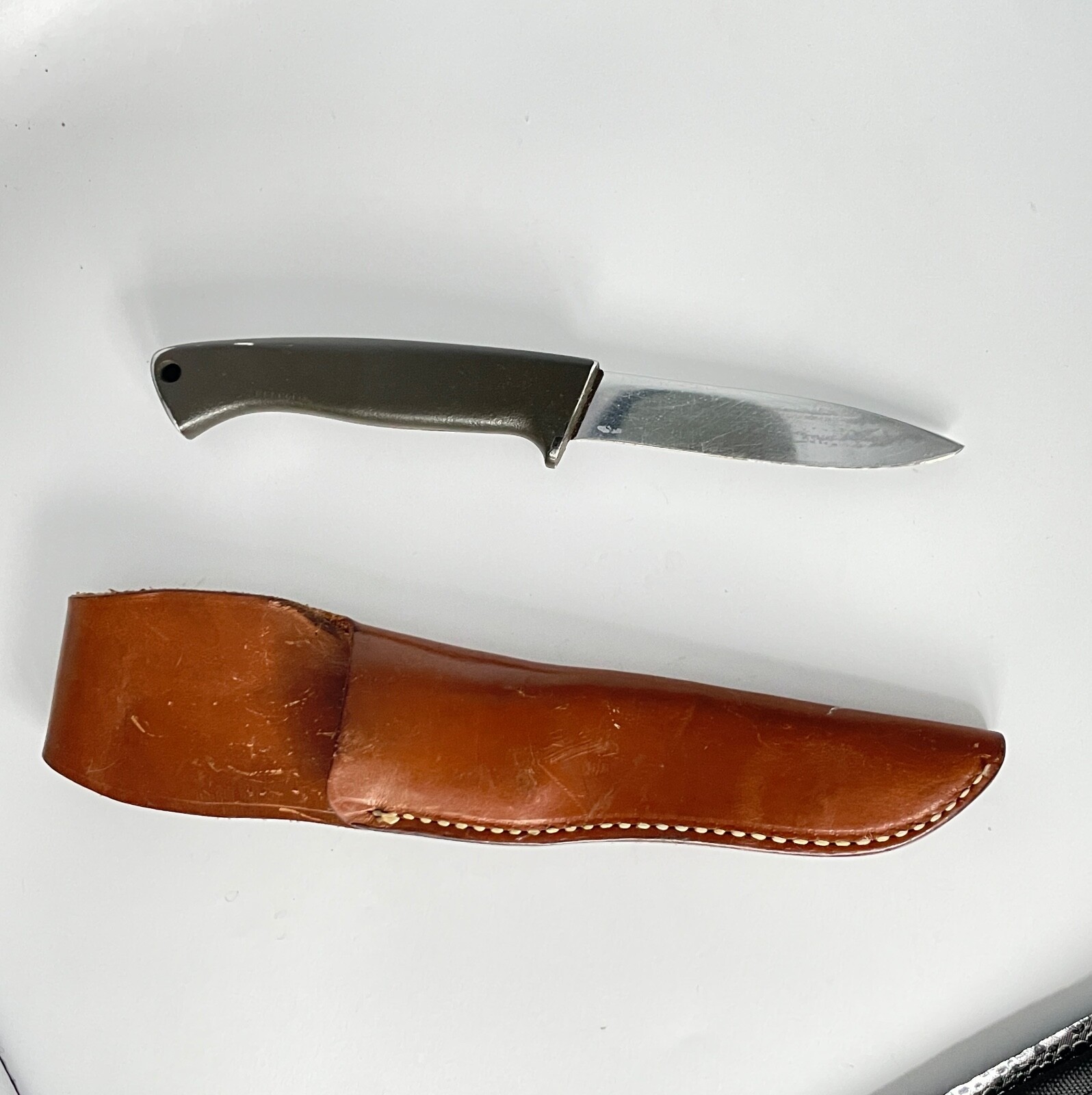 VINTAGE GERBER Carbon Steel A400 ARMORHIDE HANDLE KNIFE AND SHEATH RARE ...