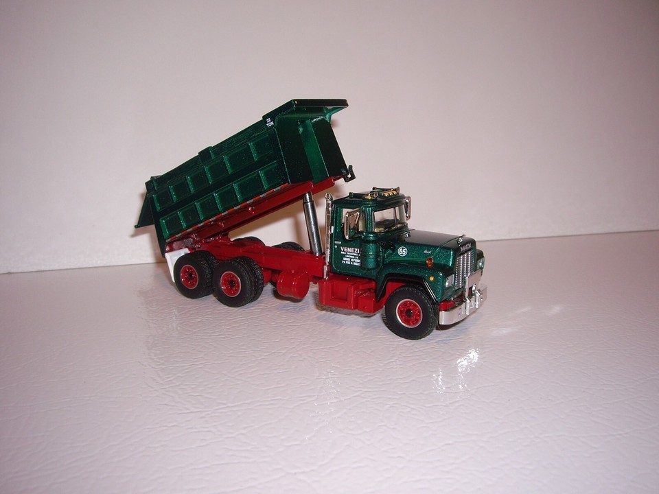 DCP FIRST GEAR 1/64 VENEZIA BULK TRANSPORT METALLIC GREEN MACK R MODEL ...