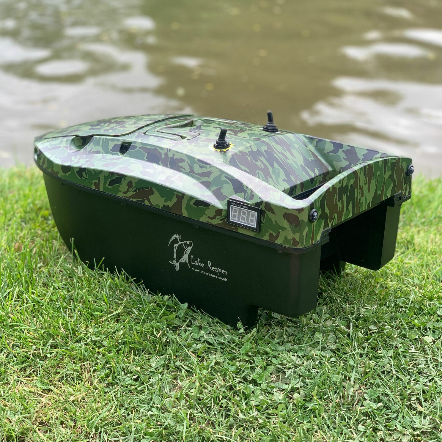 BRAND NEW CARP FISHING BAIT BOAT. LAKE REAPER, CAMOUFLAGE A FANTASTIC ...