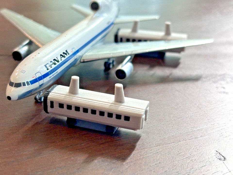 1:400 Model Airport Accessories - 4 Piece Dulles Airport Plane Mate Set ...