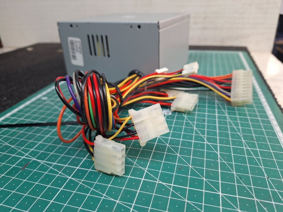 SEVENTEAM PC Power Supply (ATX 20PINS) +(4MOLEX) NO P4 MODEL ST-250GL ...