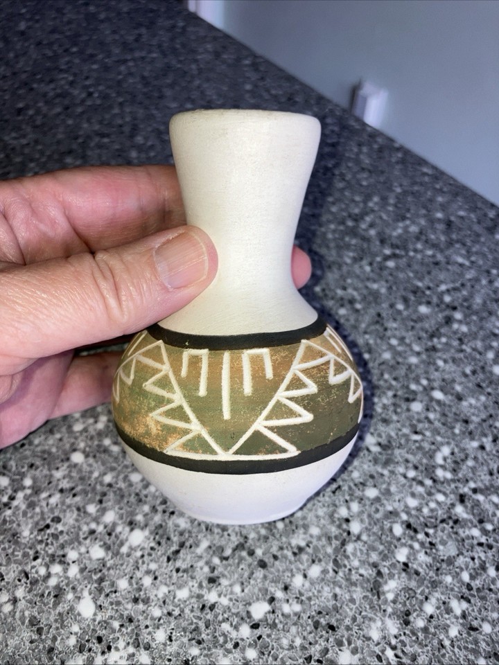 Vintage Native American Sioux Pottery Vase Signed M. Black Tail Deer ...