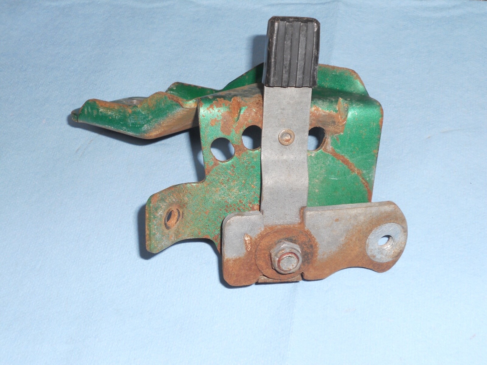 MTD Wizard 8hp 34 Inch Lawn Tractor Left Mower Deck Wheel Bracket 09082 ...