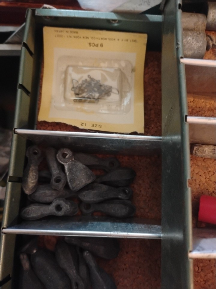 Vintage Walton Grip Loc tackle box Fishing lures and Lots Of ...