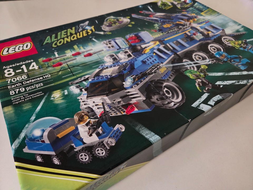 LEGO-Alien Conquest Earth Defense HQ 7066. Alien Clinger ...