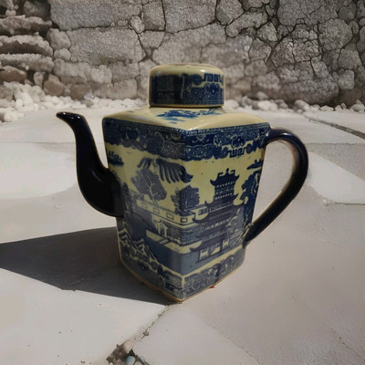 Blue Willow Ringtons Limited Tea Merchants Ceramic Jar Tea/ Coffees Pot ...