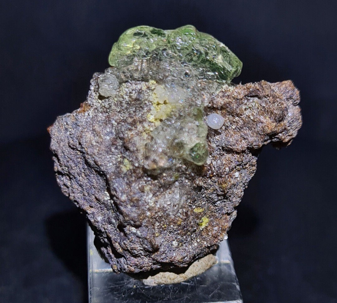 Hyalite Opal 💚 Daylight. Intense fluorescence under UV light. From ...