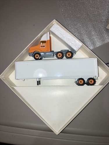 Winross Diecast 1/64 Scale Die-cast Truck . Yellow Freight Lines Cargo ...