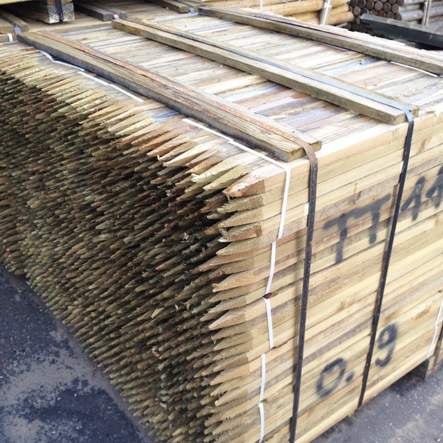 75cm Tree Stakes 25 Pack25x25mm Square Wood Timber Pointed.0.75m Garden ...