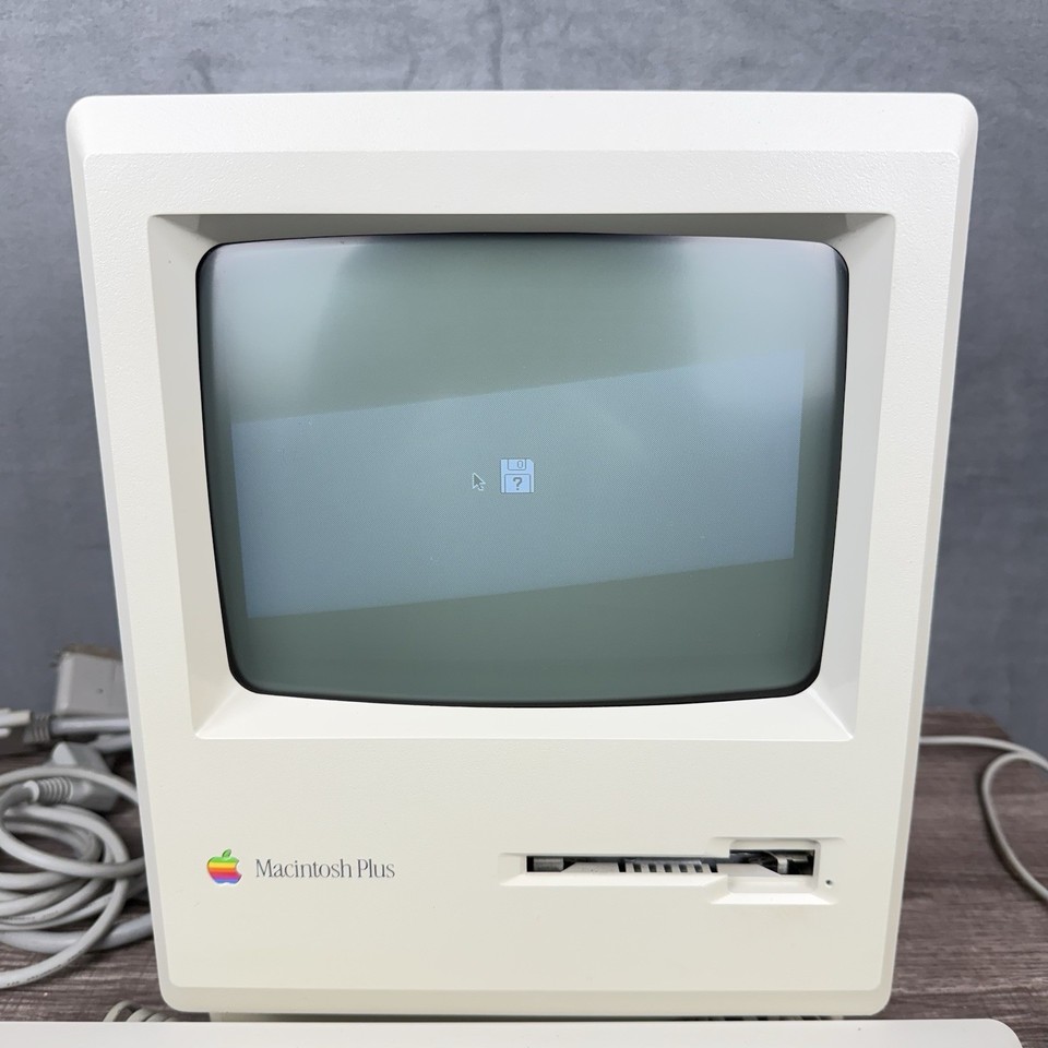 Apple Macintosh Plus 1MB M0001A w/ Keyboard Mouse Cords Case Powers On ...