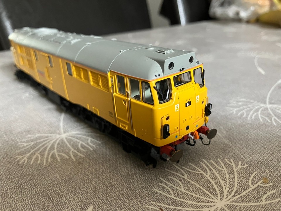 Hornby R3044 Class 31 233 Network Rail Livery. Mint Condition. DCC ...