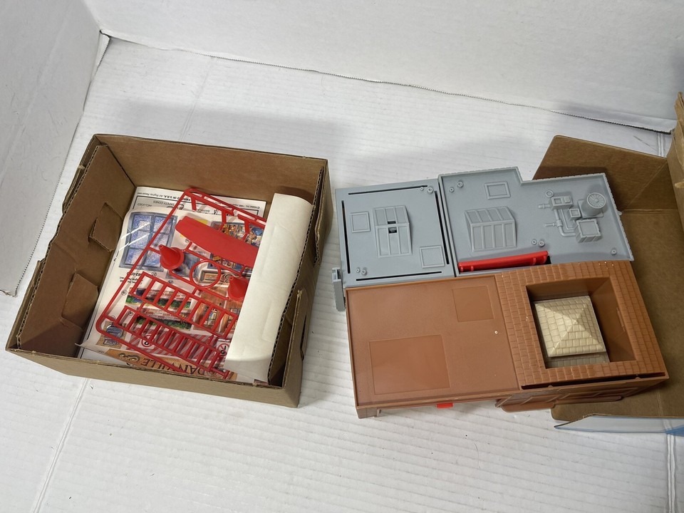 Vintage 1989 Mattel Hot Wheels Sto & Go Play Set FIRE FIGHTER Station ...