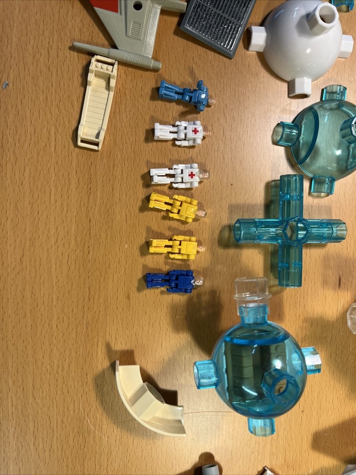 Vintage Play Jour Capsela Spacelink 6 mini figs police, medic, water ...