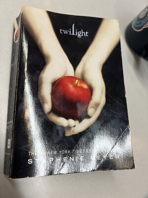 Twilight (The Twilight Saga, Book 1) - Paperback By Meyer, Stephenie ...