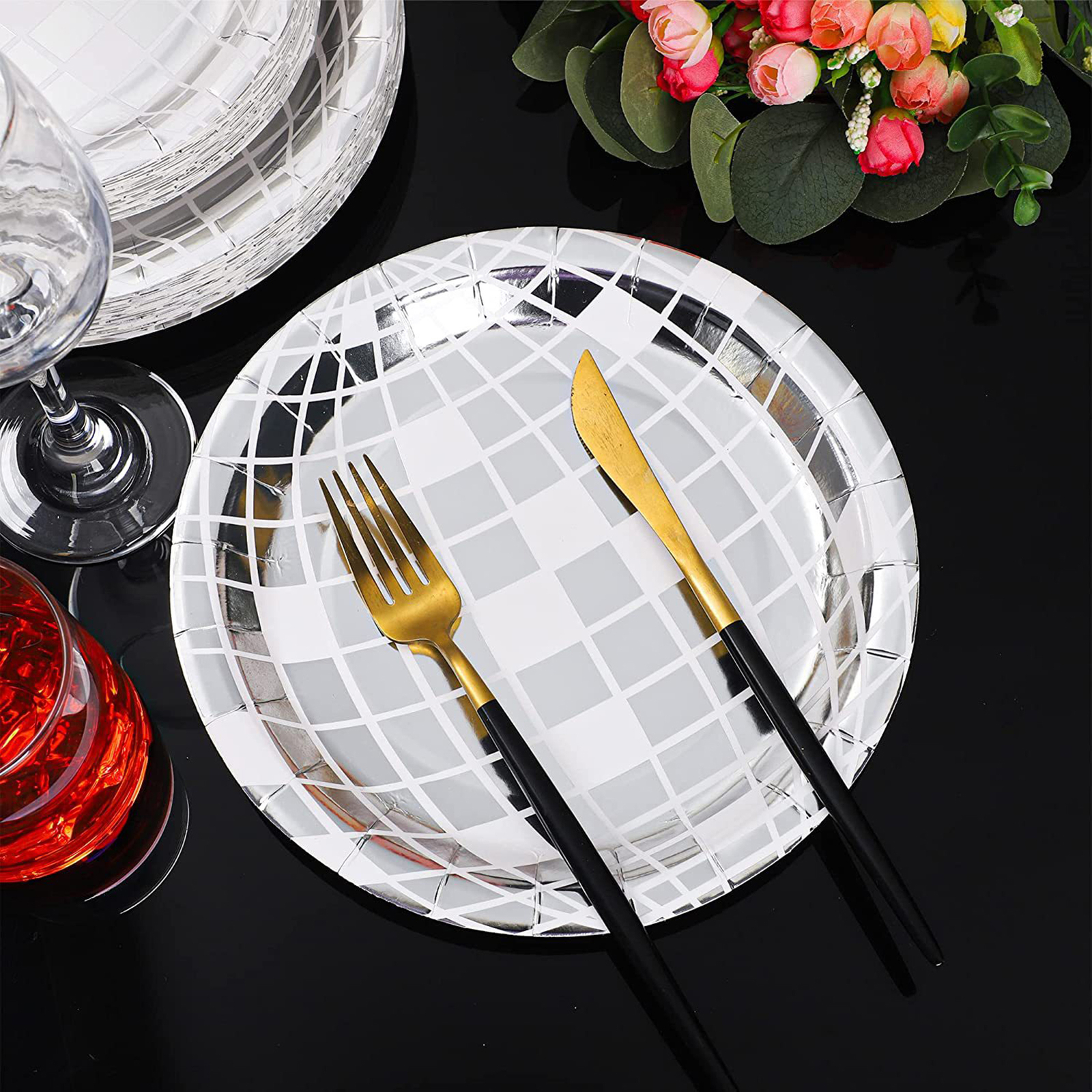 table-decoration-paper-plates-60s-themed-party-dinner-shiny-vintage