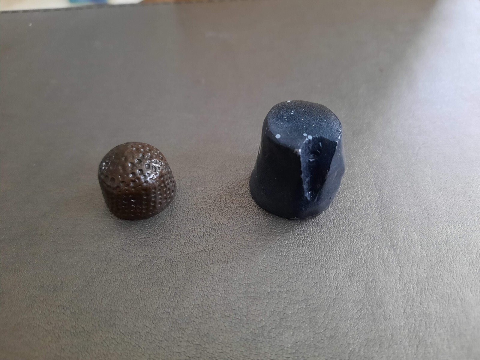 A collection of vintage collectable thimbles - pewter/lead (Lot J - 2 ...