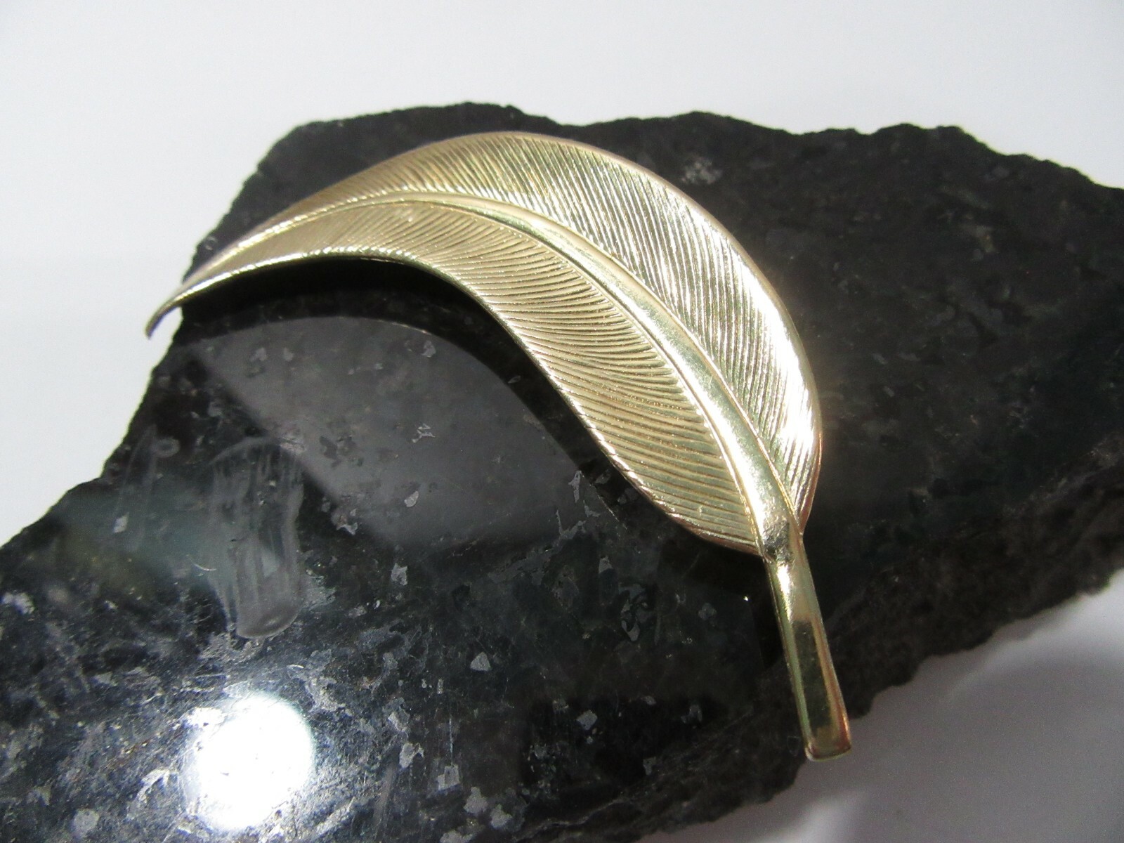SIMPLE CURVED LEAF DETAILED TEXTURED VINTAGE PIN GOLD… - Gem