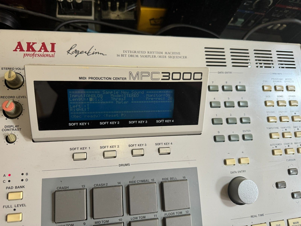 AKAI MPC 3000 32 meg drum sampler /PADS/ v 3.11 Zipp drive , 120volt ...