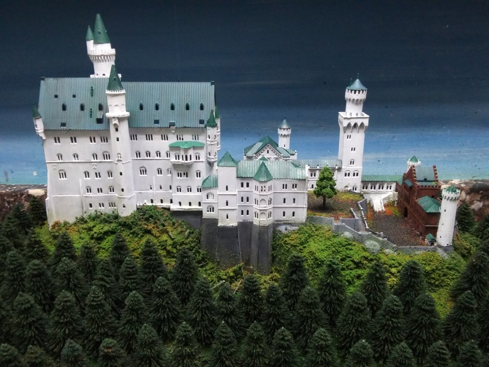 Z SCALE LAYOUT "MAD" KING LUDWIG Neuschwanstein Castle 1/220 scale | eBay