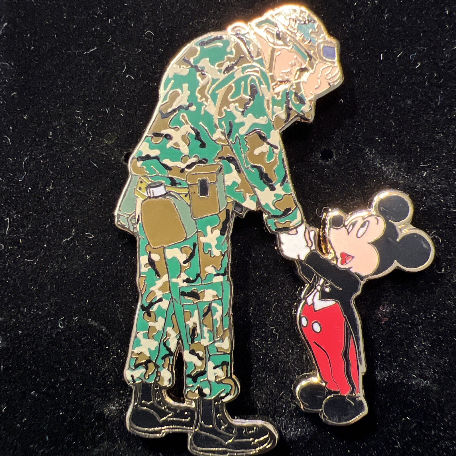 Disney+Pin+-+Mickey+Mouse+Shaking+Hands+With+A+Soldier+2003+On+Card+WDW ...