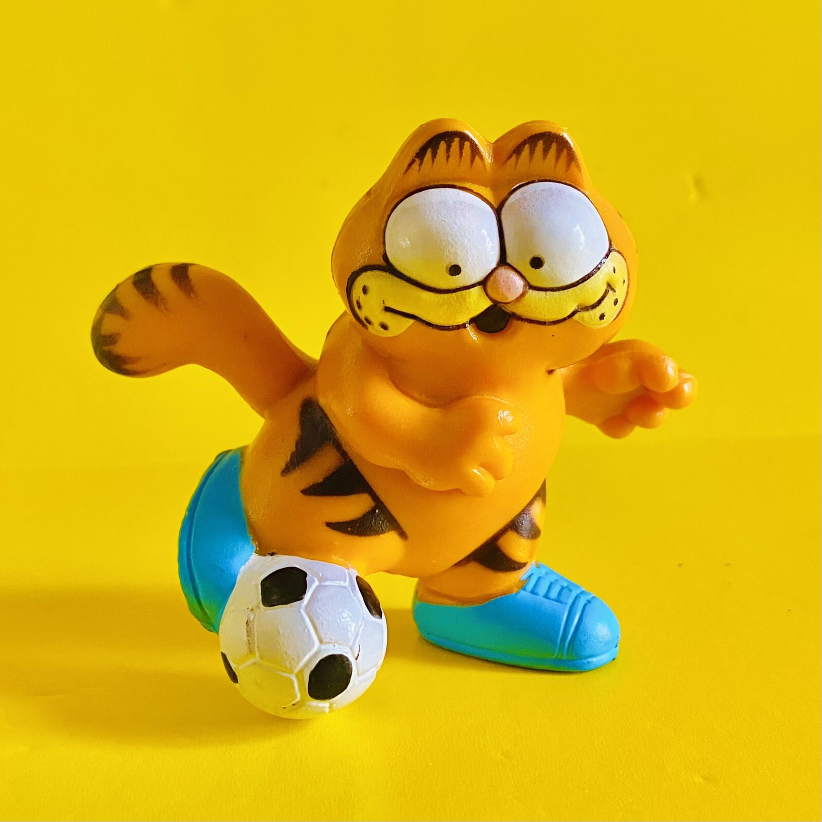 Vintage Figure - Garfield Playing Soccer Football - 2.5 Inches Cake ...