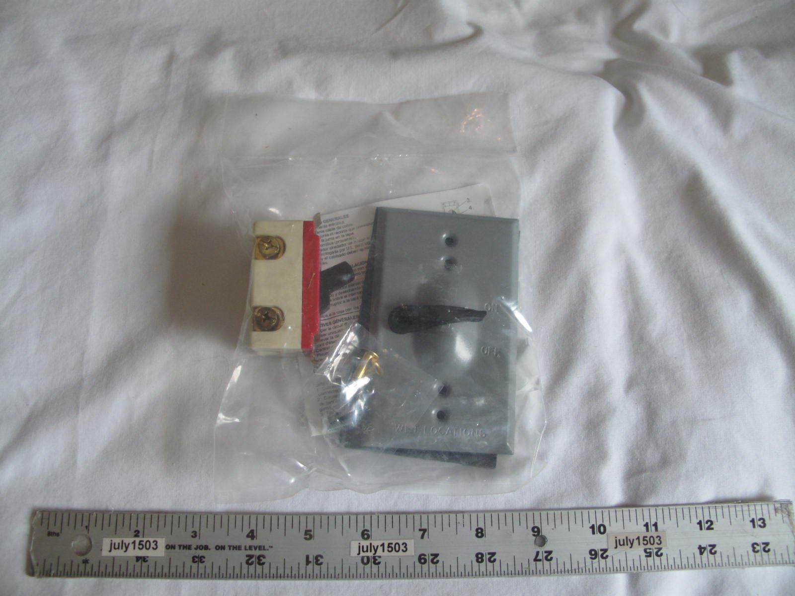 (1) NEW Hubbell Bell Outdoor Lever Switch Cover 5137-0 2P 20A 120-277 ...