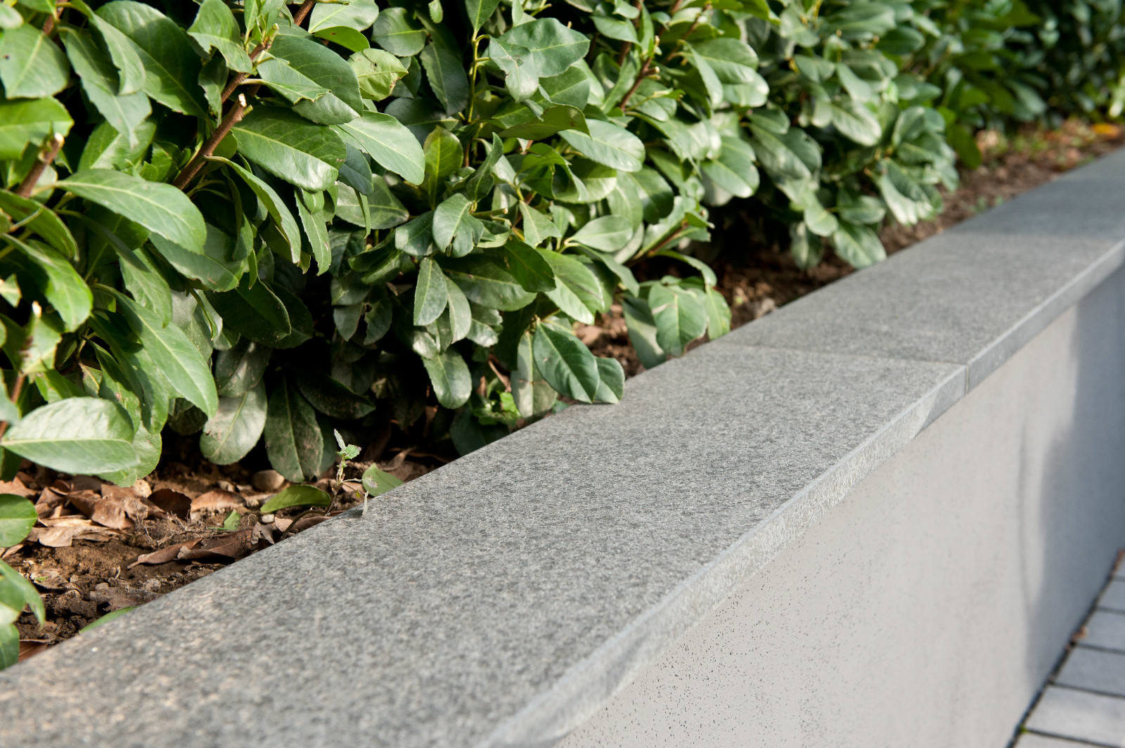 Mauerabdeckung für Gartenmauer / Mauersteine - Basalt auf Maß ...