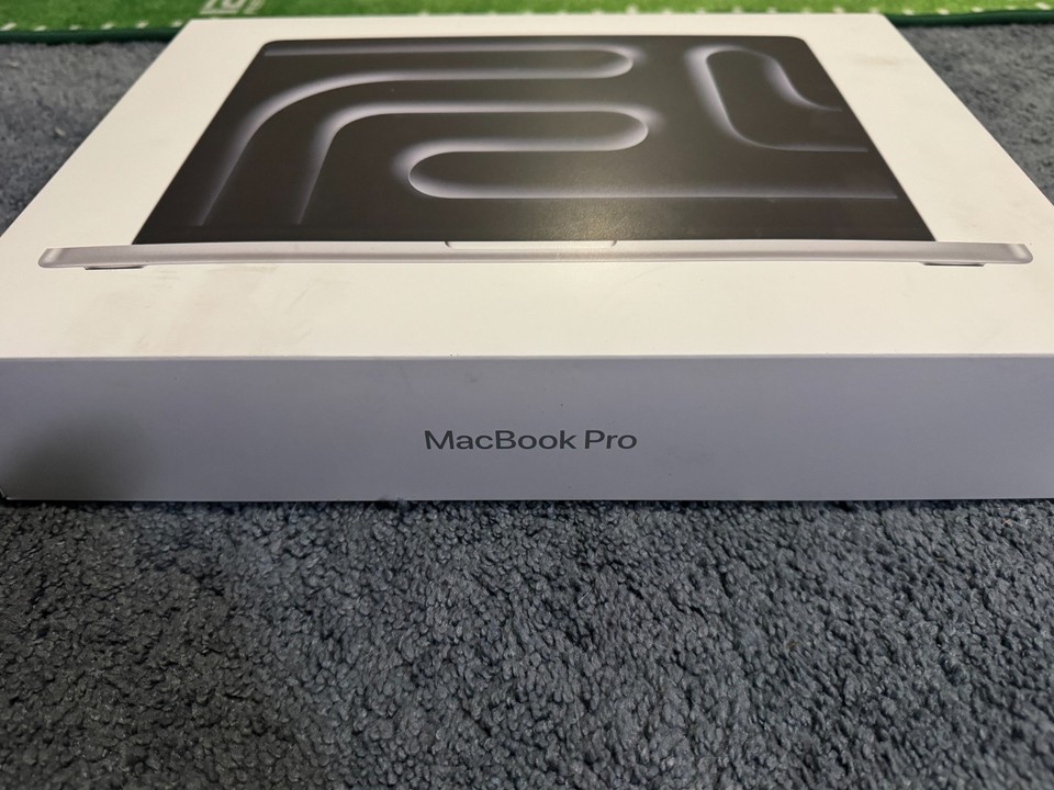 SEALED 2025 Apple MacBook Pro 14" M5 Chip 16GB RAM 512GB SSD Silver ...