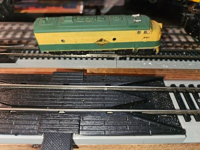 N GUAGE, READING RAILROAD F7 DIESEL, HUMS, LIGHTS GO ON, NO MOVEMENT | eBay