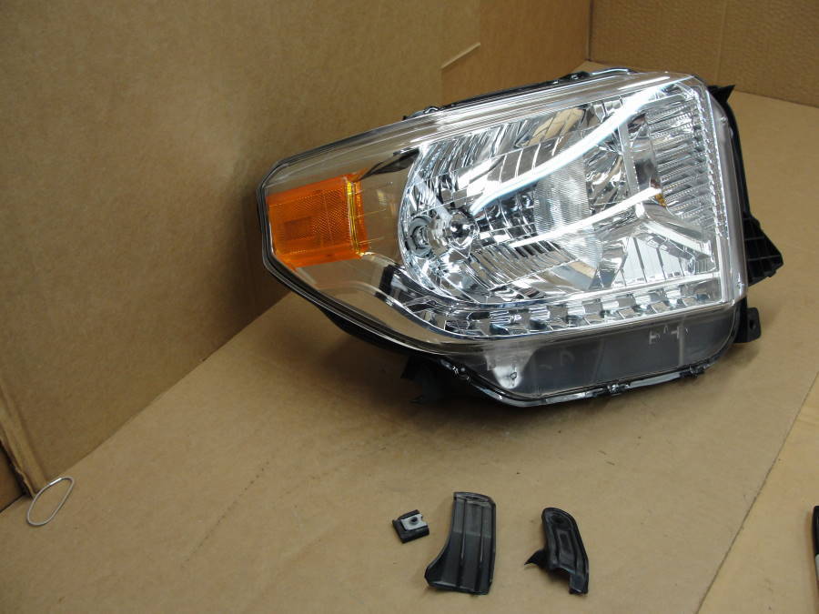 110497. Toyota Tundra 2014-2016 Right Headlight W Leveling OEM 81110 ...
