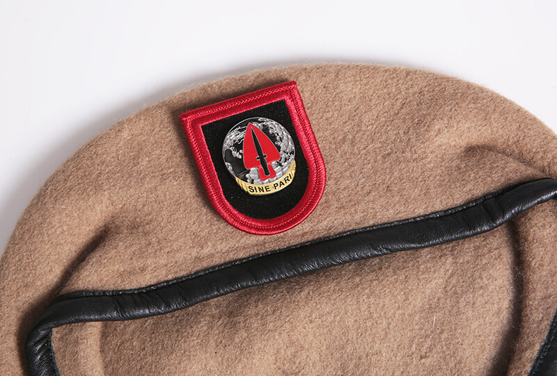 US ARMY SPECIAL OPERATIONS COMMAND AIRBORNE SAND COLOUR BERET INSIGNIA ...